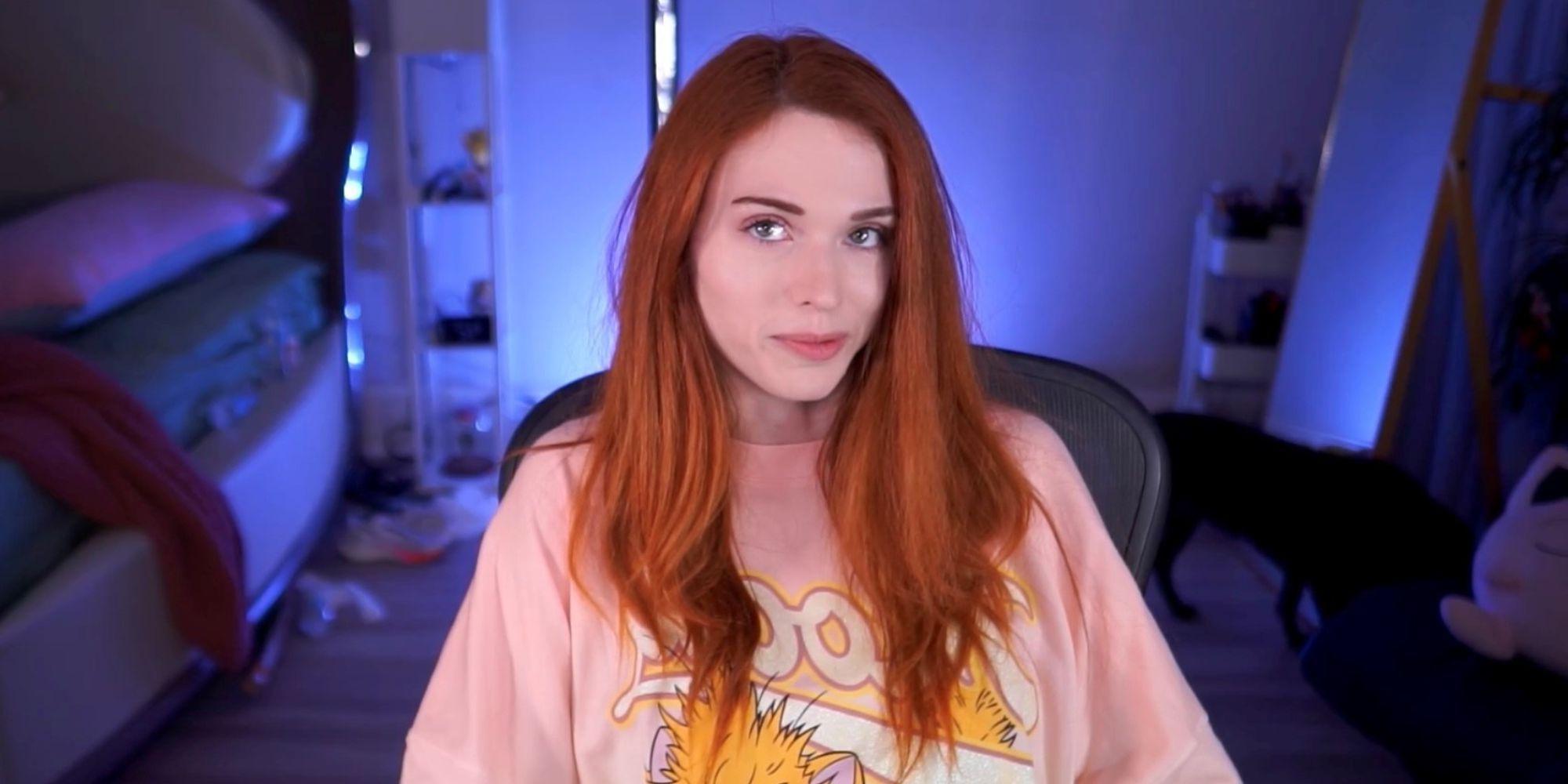 Amouranth v novem streamu presrečna, da ji ni treba več kazati dekolteja